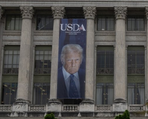 Signs of the Times at the USDA Building – Trump and Lincoln - PoPville